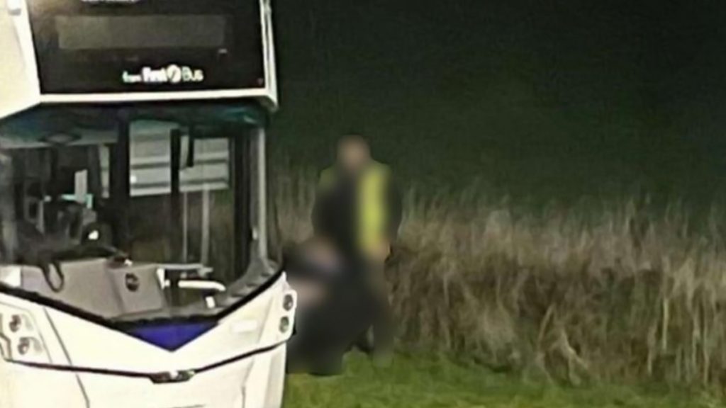 Bus Driver Sex in Public Place: பேருந்து ஓரமாக பொதுஇடத்தில் கூச்சமின்றி ...
